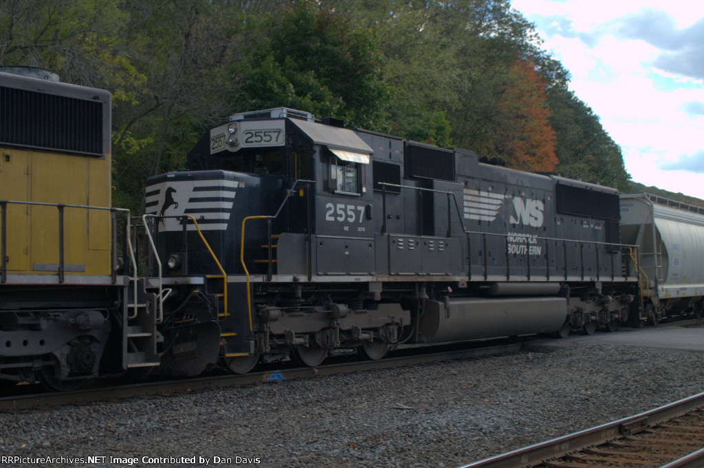 NS SD70 2557 trails on 10G